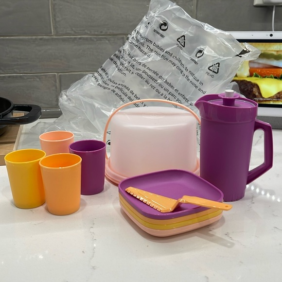 Tupperware | Other | Nwt Tupperware Kids Cake And Beverage Serving Set ...